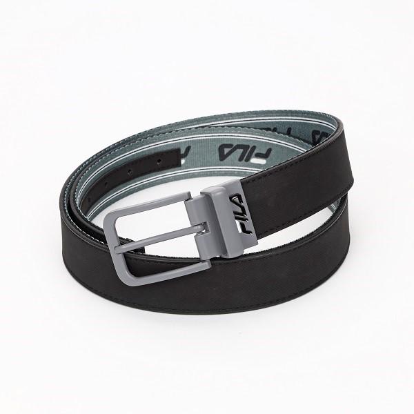 スポーツカジュアルブランド FILA（フィラ）のリバーシブルベルト。表面は、プレーンなブラック色。ベルト幅は、38mmで、カジュアル使いはもちろん、ビジネスでも使える。角型カットのベルト先端部には、FILAロゴが立体プリントされている。ベル...