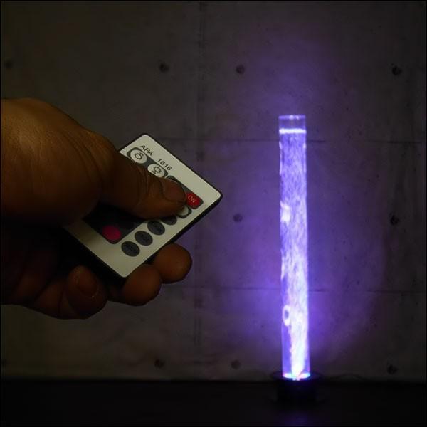 ウォーターランプ・バブルタワーリモコン操作で色の固定も可能になって新登場！LEDウォーターランプ トルネード リモコンタイプ●水と光と泡の共演でお部屋を幻想的に演出！ ●トルネードは、圧倒的な存在感。アクリルパイプにオリジナルの凹凸加工を施...