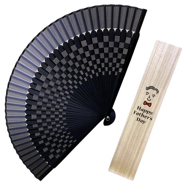 ☆ 父の日ギフトの短地扇子『Happy Father's Day』木製Box入り☆ 扇面のグラデーション、中骨の透かし模様が涼し気です☆ 親骨は光沢があるので閉じてもおしゃれなデザインです☆ ヨコ書きになりますがお名前を無料で彫刻可能です☆...