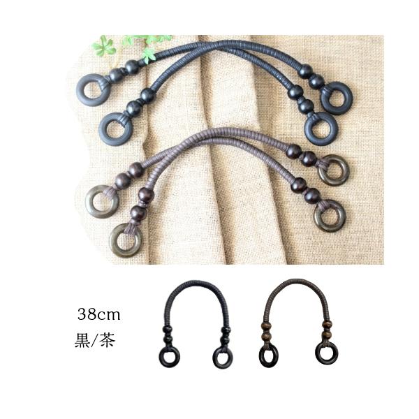 かばんの持ち手の中でも一番人気です。土台に綿コード糸をしっかり巻き付けて、先端には直径約4.5cmの木リングを、間に木玉2個を通しています。綿コード糸は柔軟性がよくとても扱いやすく、手触りも柔らかく仕上がっています。シンプルなデザインですの...