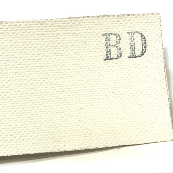 油彩・アクリル兼用の半吸収性です。ベースは麻100％です。高い耐久性と強い固着力を合わせ持つクレサンジャパン独自のオリジナルアクリルエマルジョン系塗料で仕上げられております。キャンバス木枠に張れるように余裕をもってカットしております。　断裁...