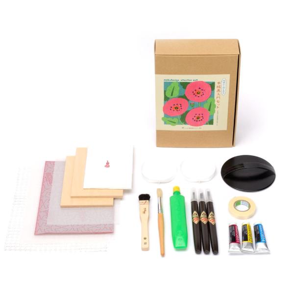 「ゼロからはじめる木版画入門セット」は、これから木版画をはじめたいと考えている方のための道具・材料のセットです。　●すぐに使える図案と写真入りの解説付き。　●はがきサイズの木版画制作を通して本格的な多色摺り木版画の作り方が学べます。　●MI...