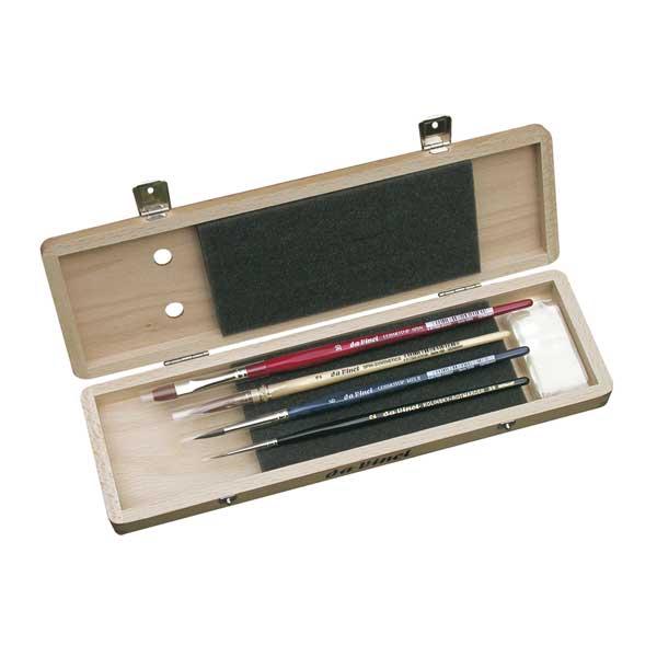 収納時には筆をしっかりホールドし、筆先を守ります。　通気孔があり、穂先の乾燥を助けます。　[内容品]　水彩筆36Y(No.2)　水彩筆488(No.2)　水彩筆5880(No.10)　水彩筆5530(No.6)　筆用石鹸 【爆買】