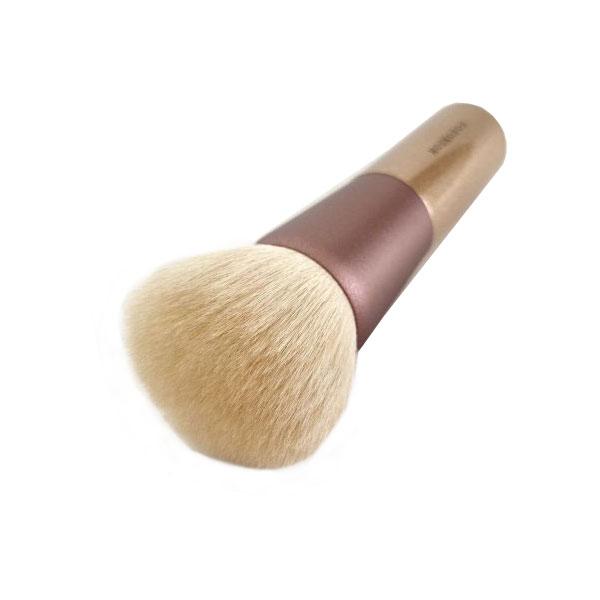 リキッド・クリーム・パウダーに使用可能な万能ブラシ。　1本で、リキッドファンデーションも、パウダーファンデーションにも対応できる事も魅了の1つですが、今まで、手で直接リキッドファンデーションを使われていた方は、ブラシを使った際の1回の使用料...