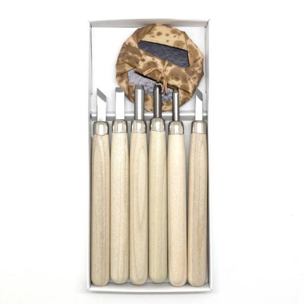 学童用彫刻刀　●刃は全鋼製です。JIS規格にもとづいた一級品のみを使用し、均一な硬度とねばりをもたせてあります。　●刃付けは、彫刻刀の生命です。合理的な注水式刃付け法で、ムラのない最高の切れ味をお約束します。　●刃と柄の接合部は、深めにしっ...