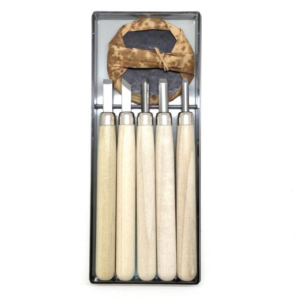 学童用彫刻刀　●刃は全鋼製です。JIS規格にもとづいた一級品のみを使用し、均一な硬度とねばりをもたせてあります。　●刃付けは、彫刻刀の生命です。合理的な注水式刃付け法で、ムラのない最高の切れ味をお約束します。　●刃と柄の接合部は、深めにしっ...