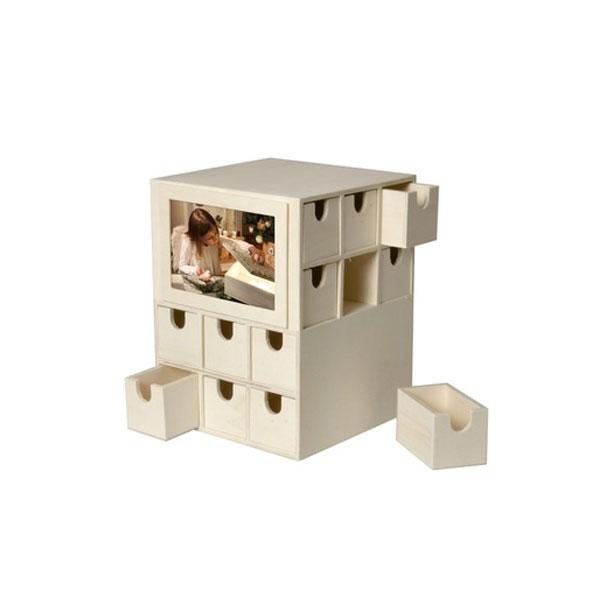 ヨーロッパ、ベルギーデザインの無地の木製品・キューブ型のアドベントカレンダー。ペイント、スタンプ、デコパージュ、マスキングテープなどでデコレーションできます。24 引き出し。　●サイズ：高さ22×幅17×奥行17cm　※こちらの商品は加工用...