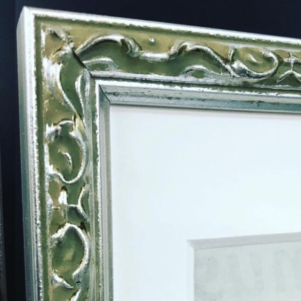 高級感のある、アンティーク調仕上げの額縁です。　●縁内寸法：77×77mm　●仕様について　●通常仕様：裏板、吊金具（タテ・ヨコ）、紐　※キャビネ/ポストカードは、スタンド付裏板（吊金具1個別添え）、ATC/寸松庵/色紙、姫・豆色紙は、丸棒...