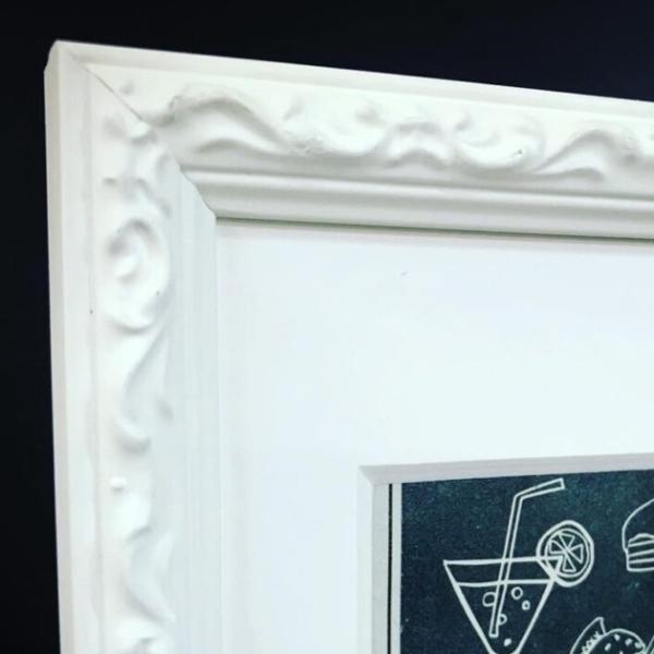 高級感のある、アンティーク調仕上げの額縁です。　●縁内寸法：77×77mm　●仕様について　●通常仕様：裏板、吊金具（タテ・ヨコ）、紐　※キャビネ/ポストカードは、スタンド付裏板（吊金具1個別添え）、ATC/寸松庵/色紙、姫・豆色紙は、丸棒...