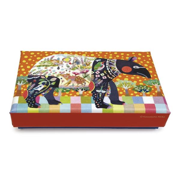 魅力あふれる世界を、いつでもそばで楽しめる機能的なステーショナリーに仕立てました。　●心ときめくコンパクトでかわいい小箱です。　●かわばたあきこ氏の作品のワンシーンを切り取ったメッセージカードが、1商品につき6柄各2枚（合計12枚）入ってい...