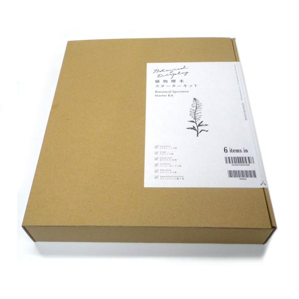 最大300×23mmサイズの植物標本が一度に5個つくれるキットです。何度でも繰り返し使えます。　[キット内容] ・ドライシート（300×23mm）：6枚 ・スポンジ（300×23mm）：5枚 ・ポリクロス（280×22mm）：10枚 ・ペー...