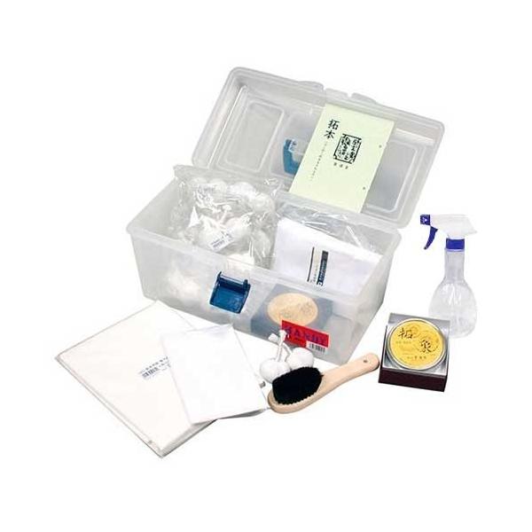 被拓物（石碑、落ち葉、橋の欄干など）に和紙を密着させて、タンポに拓象（墨）を含ませて和紙の上を叩いて写し取ります。　また、木版画など凸版画を拓本技法で写すこともできます。屋外で碑などを拓本する場合は許可を得てからおこなってください。拓本の技...