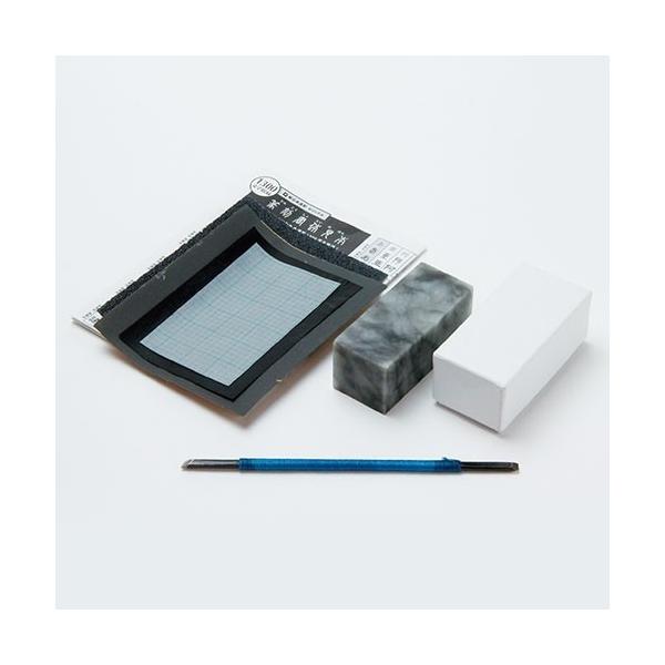 てん刻刀（両刀）付で、ヤスリもそろったセットです。　約30×30×70mm　[セット]　遼東石、てん刻刀両刀、白貼り箱、紙ヤスリ、トレーシングペーパー、カーボン紙、説明書