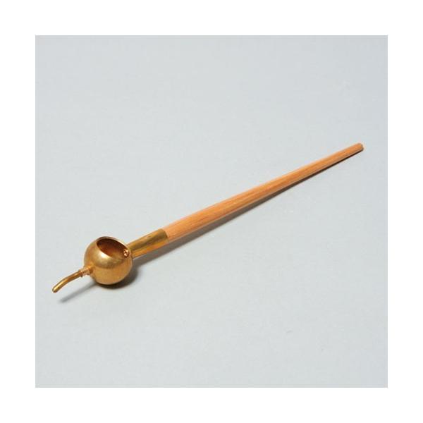 蝋（ろう）抜き技法で、細い線を描くのに使用する道具です。　通常のロウは筆塗りをしますが、ロウがすぐ冷め固まったりして、細い線を描くのは困難です。　 この道具を使えば、ロウが冷めて固まっても、火にかけて溶かせるので大変便利です。　 　＜チャン...