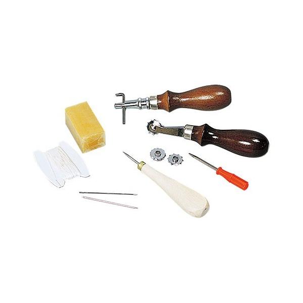 ベーシックな手縫いスターターキットです。　【セット内容】 　・ステッチルレット：1 　・ステッチンググルーバー：1 　・菱ギリ：1 　・手縫いワックス：1 　・糸10m 　・手縫い針：2本 【爆買】