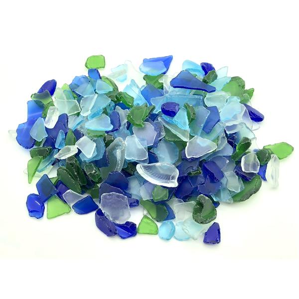 砂浜で拾われるガラス瓶のイメージで再生ガラスをチップにしました。　●イメージで組合せて楽しい作品が作れます。　※粘土と一緒に焼成する場合はテストしてください。　●重量：約1kg (1袋あたり)　【フュージングについて】フュージング法は、ガラ...