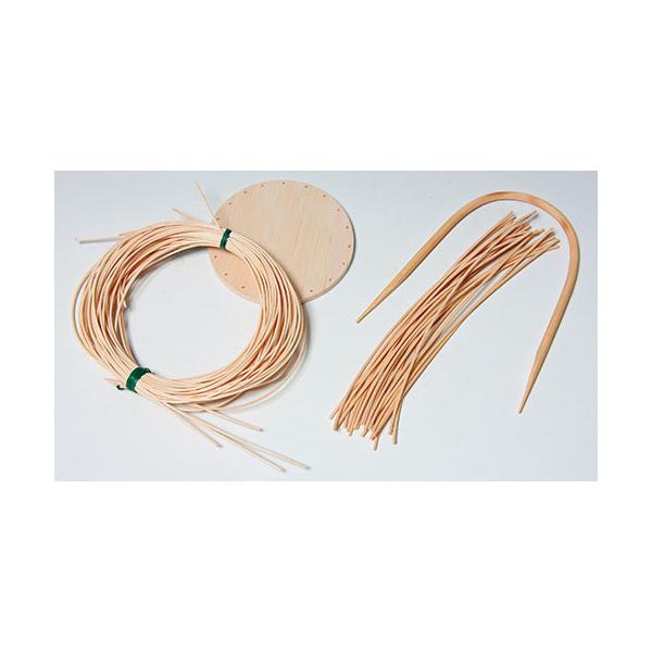 かわいらしい取っ手付きの籐かごが作れるキットです。 小物入れや、花器にご利用いただけます。 初めての方でも簡単に制作できるように、底面の処理が不要なかごづくりのセットです。底板に穴加工をしていますので、籐のタテ芯を差し込み接着するだけで、 ...