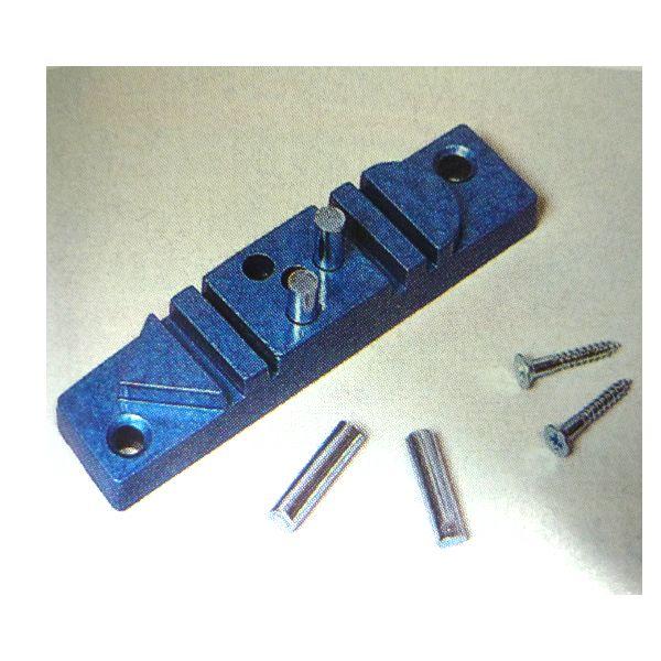 ■本体：アルミダイカスト製(26×113×16mm)　■付属品：差し込み支持ピン(6φ×25mm)4、固定ネジ2　針金やピアノ線を自由に折り曲げ加工できるワイヤー工作ツールです。ベースを固定ネジで板に固定するか、バイスに挟んで使用します。 ...