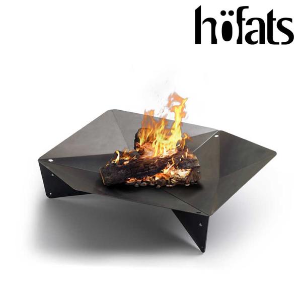 トリプルシリーズのファイヤー・ボウルは、3つのパーツを組み合わせて作るヘキサゴン型のファイヤーピット。TRIPLE を使えば、どこにでも火を持ち運べます。モジュール式の六角形は輸送の際に省スペースであり、すぐに組み立てと分解が可能です。素材...