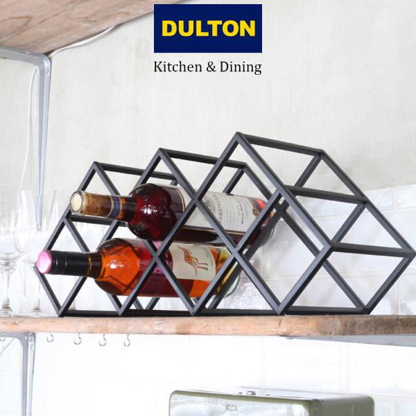 【サイズ】：H.215 W.560 D.160mm【素材】：アイアン【生産国】：中国アンティークフィニッシュの施された、アイアン製のワインラック。現代アートを収蔵する美術館、そのガーデンにあるオブジェの様なフォルムは、とても興味をそそられま...