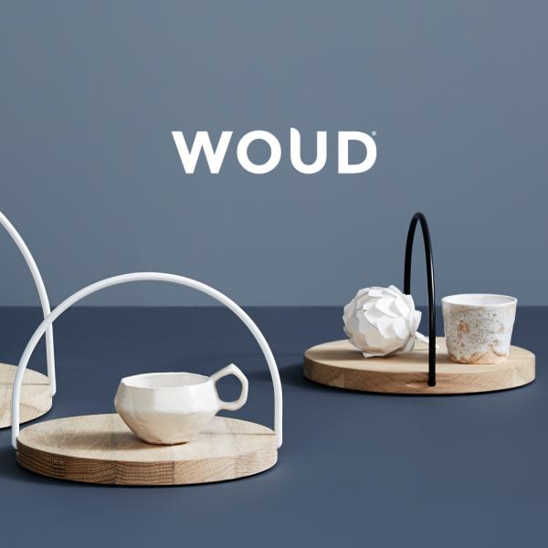 【サイズ】：高さ15cm/直径21.5cm【重さ (約)】：783g【素材】：オーク無垢材、スチール【生産国】：チェコ共和国円形で柔らかいフォルムのループトレイは、繊細でモダンなトレイです。カーブしたワイヤーのハンドルは簡単に移動させること...