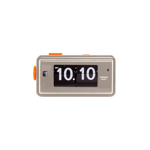 数字が描かれたパネルが回転して時刻を表示するパタパタ時計です。黒と白のコントラストと大きな時刻板で、遠くからでもはっきりと時間を見ることが出来ます。レトロな雰囲気ただよう、シンプルで落ち着いたデザインはお部屋を選ばずどこにでもマッチします。...