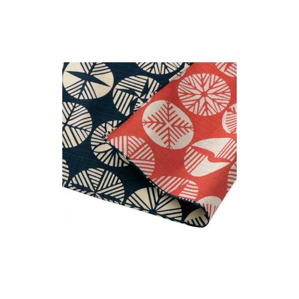 表裏の色が異なるおしゃれなデザインで、物を包むだけではなく、アレンジ次第でかばんにしたり、ブックカバーにしたり、様々な用途にお使いいただけます。 生産国:日本 素材・材質:綿100% 商品サイズ:約48cm 仕様:縫製:四方ミシン手洗いのみ可