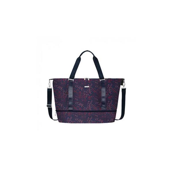 旅行に連れて行きたくなる、機能的なトートバッグです。下部のファスナーを開けるとバッグが縦に伸張し収納力がアップ!!スーツケースのハンドルを通せる背面ベルト付属で、スーツケースに載せて運べます。斜め掛けもできるショルダーベルトも付属しており、...