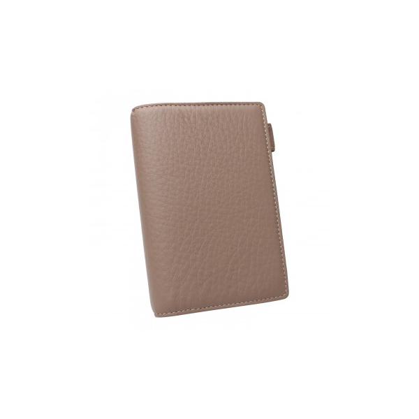 オフィスカジュアルにぴったりな、しなやかでセンスの良い雰囲気を演出します。お気に入りのアクセサリーを身につけるそんな気持ち良さを与えてくれる癒しの手帳です。 生産国:中国 素材・材質:牛 商品サイズ:H140×W95mm、中開き:W200m...