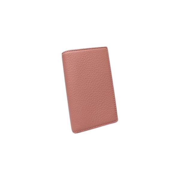 オフィスカジュアルにぴったりな、しなやかでセンスの良い雰囲気を演出します。お気に入りのアクセサリーを身につけるそんな気持ち良さを与えてくれる、あなたに寄り添う、癒し系手帳です。手帳の開きも良く、開くと左側にはマチのついたポケットがあり、名刺...