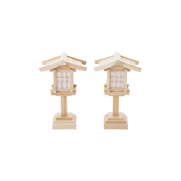 神さまの所在を表示し、また神さまに「おあかり」をたてまつるために火をともす器具を燈籠といいます。(※お飾り用の為点灯しません。) 生産国:中国 素材・材質:桧 商品サイズ:幅11×奥行9×高さ18cm 重量:170g 仕様:完成品