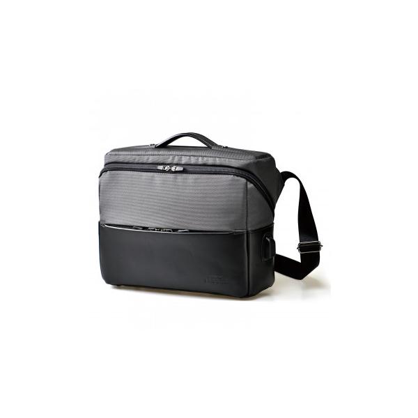 どこでもオフィス。ビジネスツールをひとまとめにして持ち運びができるテレワーク対応バッグ。開口部は大きく開くので、物の出し入れがスムーズ。ノートPCや周辺機器の持ち運びに優れています。前面ポケットの裏地には抗菌・消臭・抗ウィルス機能を兼ね備え...