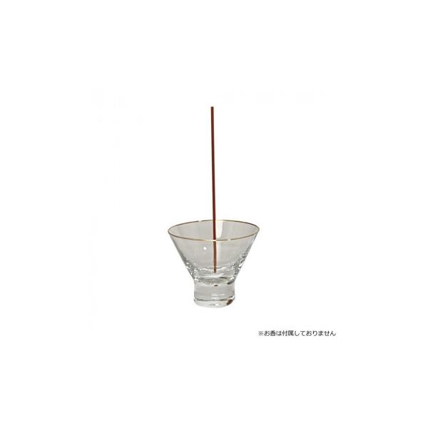 お香を灯すと、ガラスの美しい透明感が炎を映し出し、幻想的な雰囲気を演出します。部屋全体に広がる香りが、心地よいリラックスをもたらします。 生産国:中国 素材・材質:ガラス 商品サイズ:約φ110×H90mm 重量:約253g