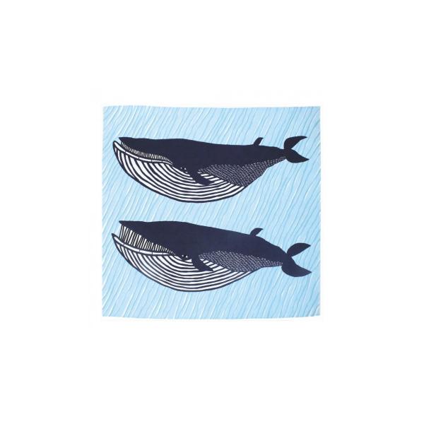 きらきらと輝く海を泳ぐクジラの様子です。背景はうねりのあるストライプで、包んだ時のアクセントになります。 生産国:日本 素材・材質:ポリエステル100%(リサイクルポリエステル繊維55%)/ 撥水加工 商品サイズ:約100cm 重量:102g