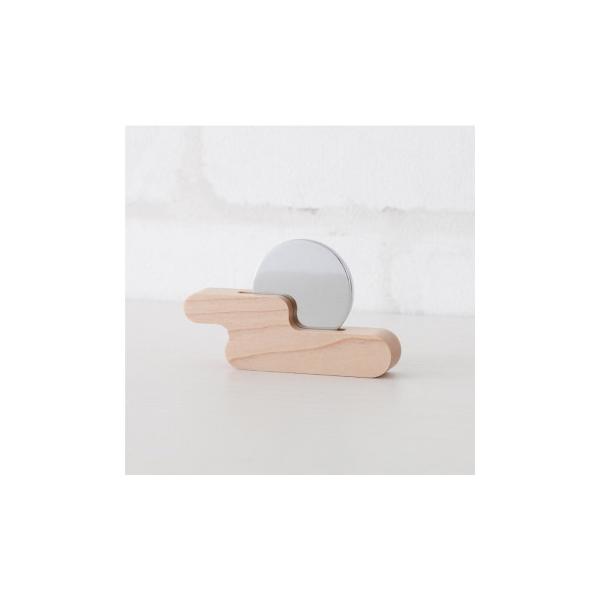 日本的な雲のモチーフのあたらしい神様の鏡ができました。神鏡は、神様のご神体とも言われる大切な神具です。高い所にいらっしゃる神様への敬意を表した雲のモチーフをより親しみやすく、現代的なデザインに仕上げました。はじめての神鏡におすすめです。 生...