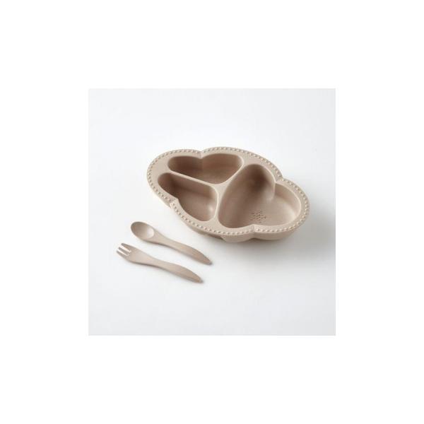 家族と囲む食卓になじむおしゃれなデザインにこだわりました。大人の食卓にも馴染むおしゃれなデザインだけではあく、機能性にも優れたベビープレートとフォーク&amp;スプーンのセットです。メインの窪みには星型の突起があり、果物や野菜をすりつぶしな...