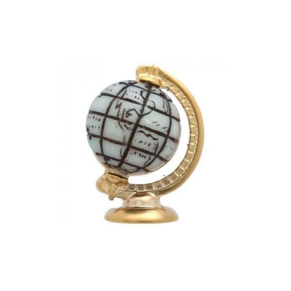 地球儀をモチーフにしたクラシックだけどユニークなピンズ。立体的で色合いの良い上品な仕上がりで、襟元をさりげなくお洒落に演出できます。旅行好きな方へのプレゼントとしても人気の一品です。 生産国:日本