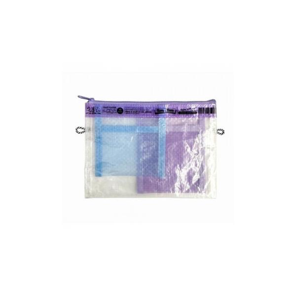 軽くて丈夫なレジャーシート素材に、カラーメッシュの内ポケットと艶やかなPVCを組み合わせた、新感覚のポーチです。キャンディーのような艶感が魅力で、ハンカチやティッシュ、目薬やリップ、ミントタブレットなど、細々したものをまとめて収納することが...