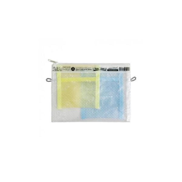 軽くて丈夫なレジャーシート素材に、カラーメッシュの内ポケットと艶やかなPVCを組み合わせた、新感覚のポーチです。キャンディーのような艶感が魅力で、ハンカチやティッシュ、目薬やリップ、ミントタブレットなど、細々したものをまとめて収納することが...