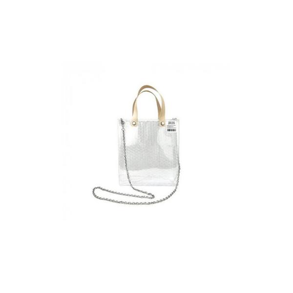 エアパッキンを透明PVCでサンドした新素材のミニバッグです。500mlペットボトルや財布、ポーチがすっきり収まるサイズ感で、スタイリッシュにも、自分流にアレンジしても楽しめます。衝撃や衛生面にも優れ、半透明で中身が見える機能性も魅力のデザイ...