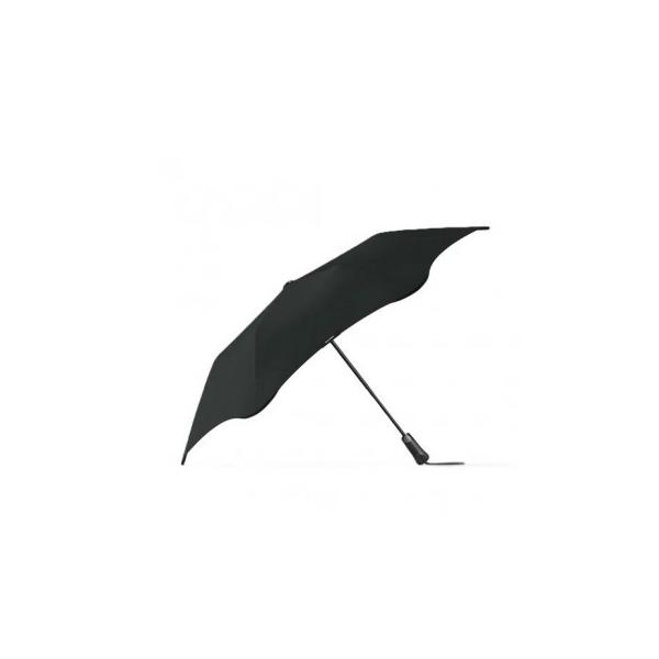 ニュージーランドで開発された傘ブランド、BLUNT Umbrellaです。オートオープン(プッシュボタンで開き、手動で閉じるタイプです)。メトロは360度回転するユニークなテクノロジーを採用し、狭い場所での衝撃にもエレガントに対応します。雨...