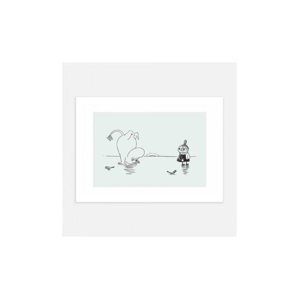 凍った海の上で遊んでいるムーミンとリトルミイのポスター。ムーミンが逆立ちしている姿を見ているリトルミイが何か言いたげな表情をしています。原画調デザインを採用しているのでファンシーすぎず、インテリアとしてピッタリです。原画とは雰囲気の異なるタ...