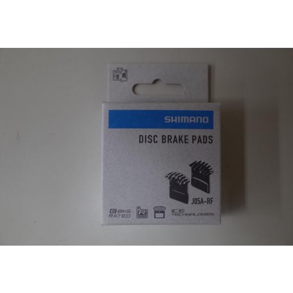 ・シマノ J05A-RF レジン　ディスクブレーキパッド フィン付。・Y2R298020。・適応モデル：BR-M9000/M9020/M987/M985/M8100/M8000/M785　　　　　　　　　M7100/M7000/M675/M...
