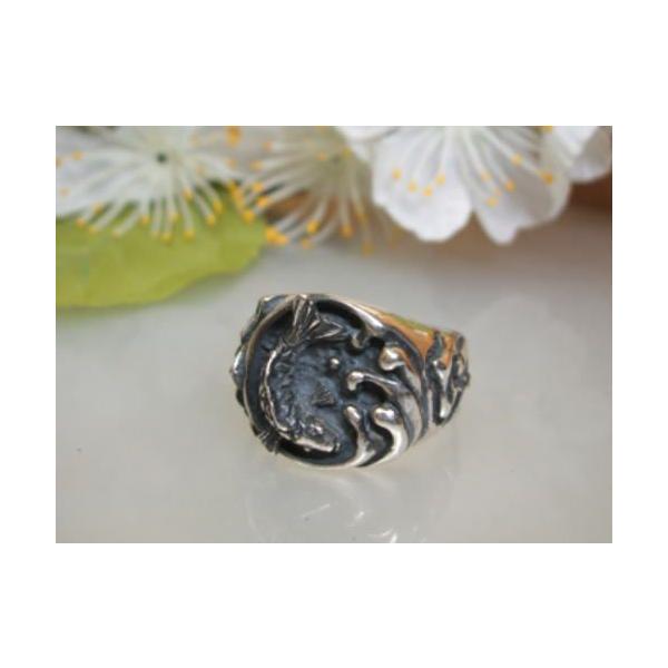 波と鯉をモチーフにしたリング。激しく流れる水の中を躍動する鯉を中央に置き、両サイドに波、鱗と全体的に粋な感じでまとめました。お届けは、ご注文後の製作で、約２週間前後です。受注生産のためキャンセルはできません。    素材 Silver925...