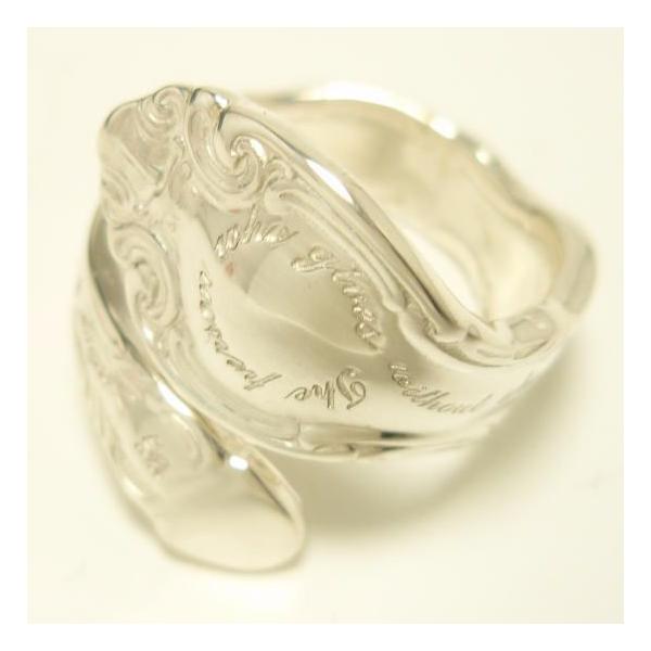 メッセージを刻印した、お洒落なデザインのスプーンリングです♪♪『惜しまずに与えるものは、常に与えられるもの』という言葉が英語でThe person who gives without sparing is the one who is al...