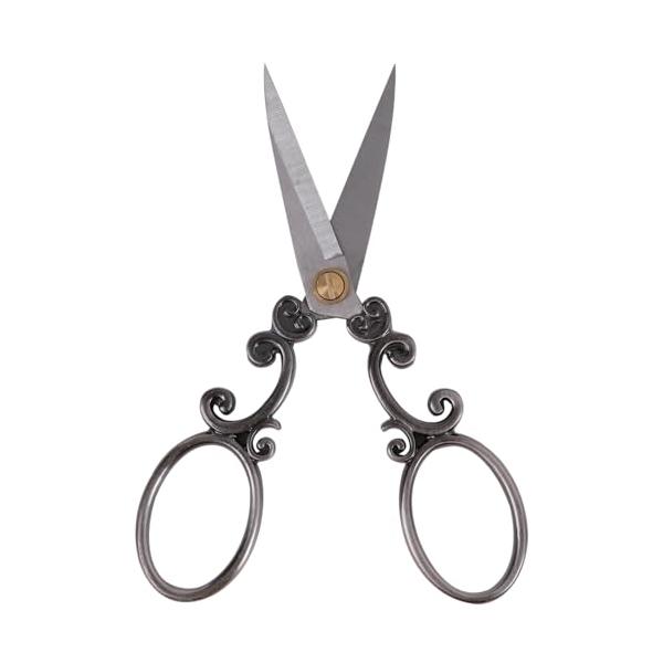 「商品情報」「主な仕様」古典的なアンティークデザインが特徴のヴィンテージスタイルのハサミです。シルバーとブロンズの2カラーをご用意いたしましたので、お好みに合わせてお選びください。高品質なカッティングを実現し、刺繍、工芸、DIYなど、様々な...
