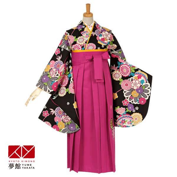 【発売日：2025年08月01日】【商品番号】AG052ジュニア振袖+袴セット シックな黒地に四季の花々で彩られた手鞠を描いた、華やかなお着物です。クラシカルな伝統柄を、明るい色合いでポップな印象に仕上げました。 【 ブランド 】-【 着物...