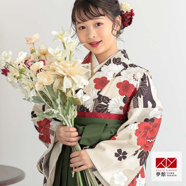 【発売日：2026年08月01日】【商品番号】AG386ジュニア振袖+袴セット ベージュに、牡丹や菊などの古典柄をあしらった卒業式袴セット。シックな地色の中に紅白と濃いブラウンの色柄が華やかさをプラスし、トレンドに左右されない古典柄は、長く...