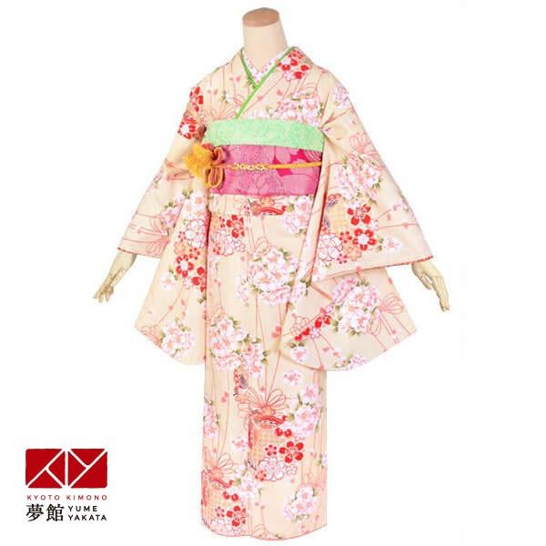 【商品番号】AR009優しいクリーム地に花くす玉を描き、優雅な蝶をそえました。上品な古典柄が美しい、可憐で華やかな印象のお着物です。肩あげ済み対象年齢　10才〜13才まで小学校卒業式/十三参りなどにご利用いただけます。 【 ブランド 】-【...