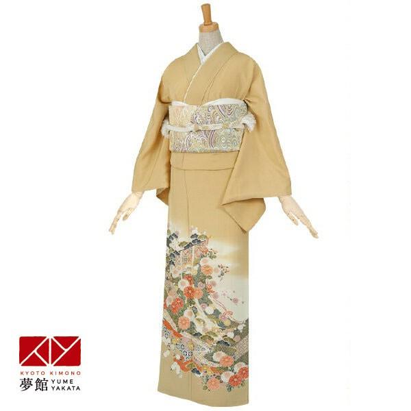 落ち着いた濃クリーム色の地に、貴族の調度品である几帳の柄と、優雅な菊の花を組み合わせた、雅な平安文化をしのばせる古典柄のお着物です。クラシカルな色合いで、日本の伝統感じさせる優美な絵柄です。【 ブランド 】-【 着物寸法 】身丈158cm ...